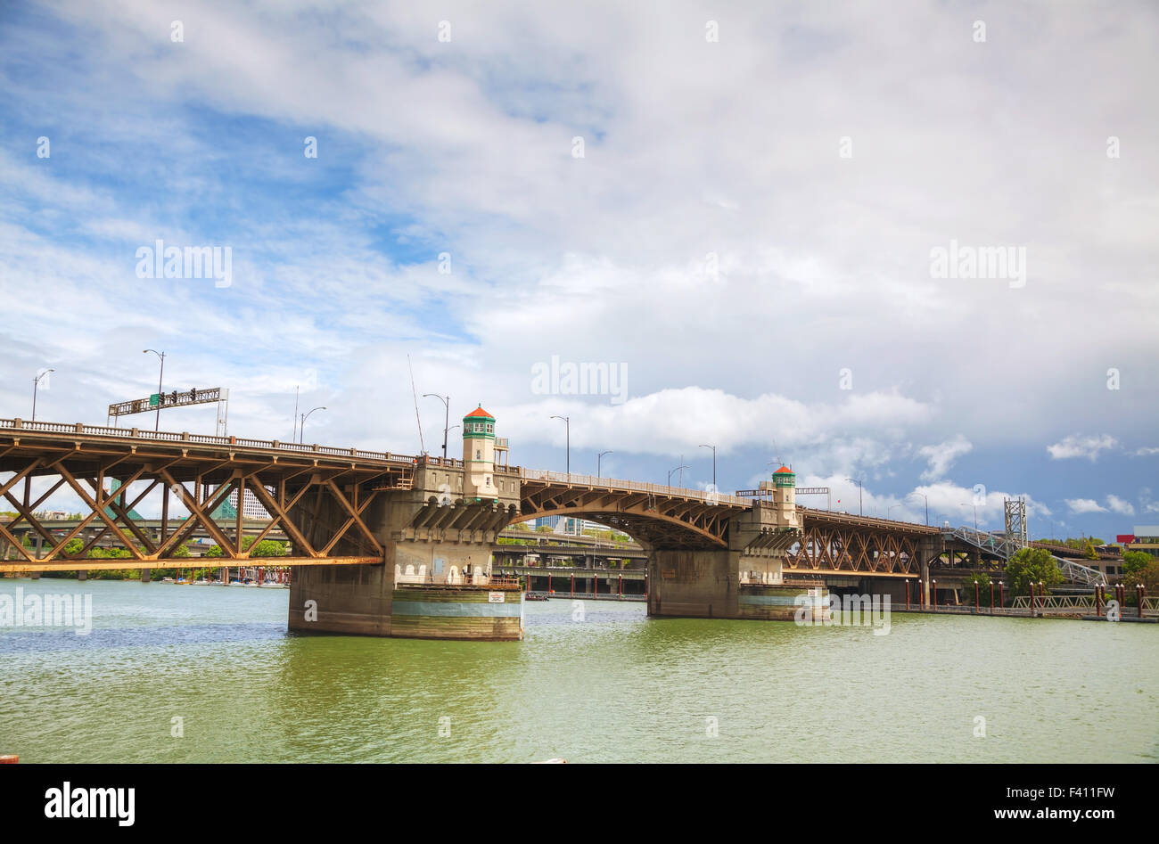 Portland oregon downtown burnside bridge hi-res stock photography and ...