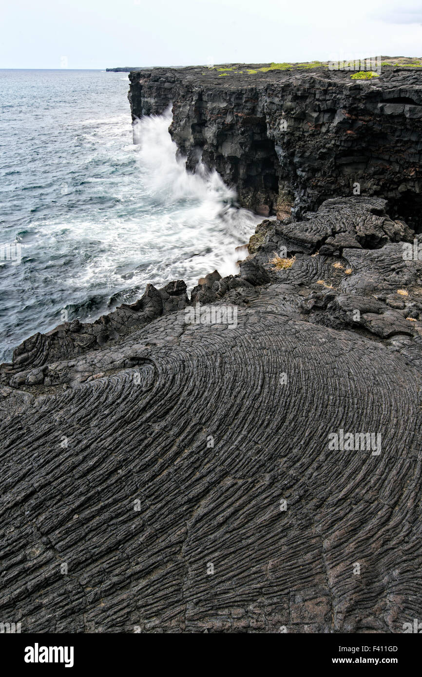 Pacific Ocean waves crash against volcanic rock, Hawai'i Volcanoes ...