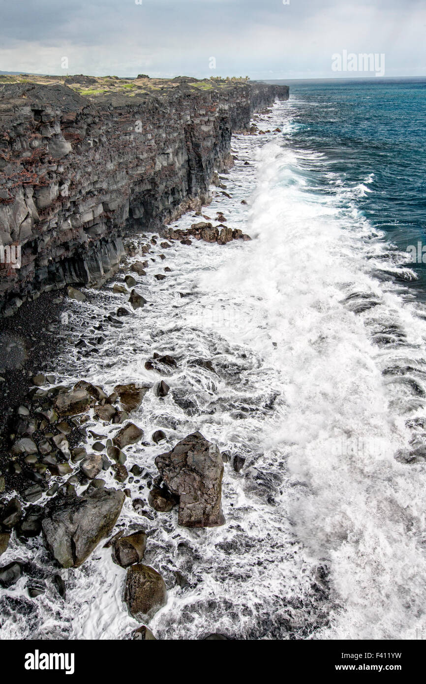 Pacific Ocean waves crash against volcanic rock, Hawai'i Volcanoes ...