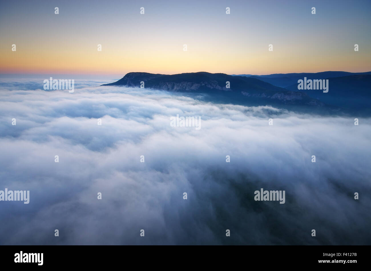 Fog mist sunrise mountain hi-res stock photography and images - Alamy
