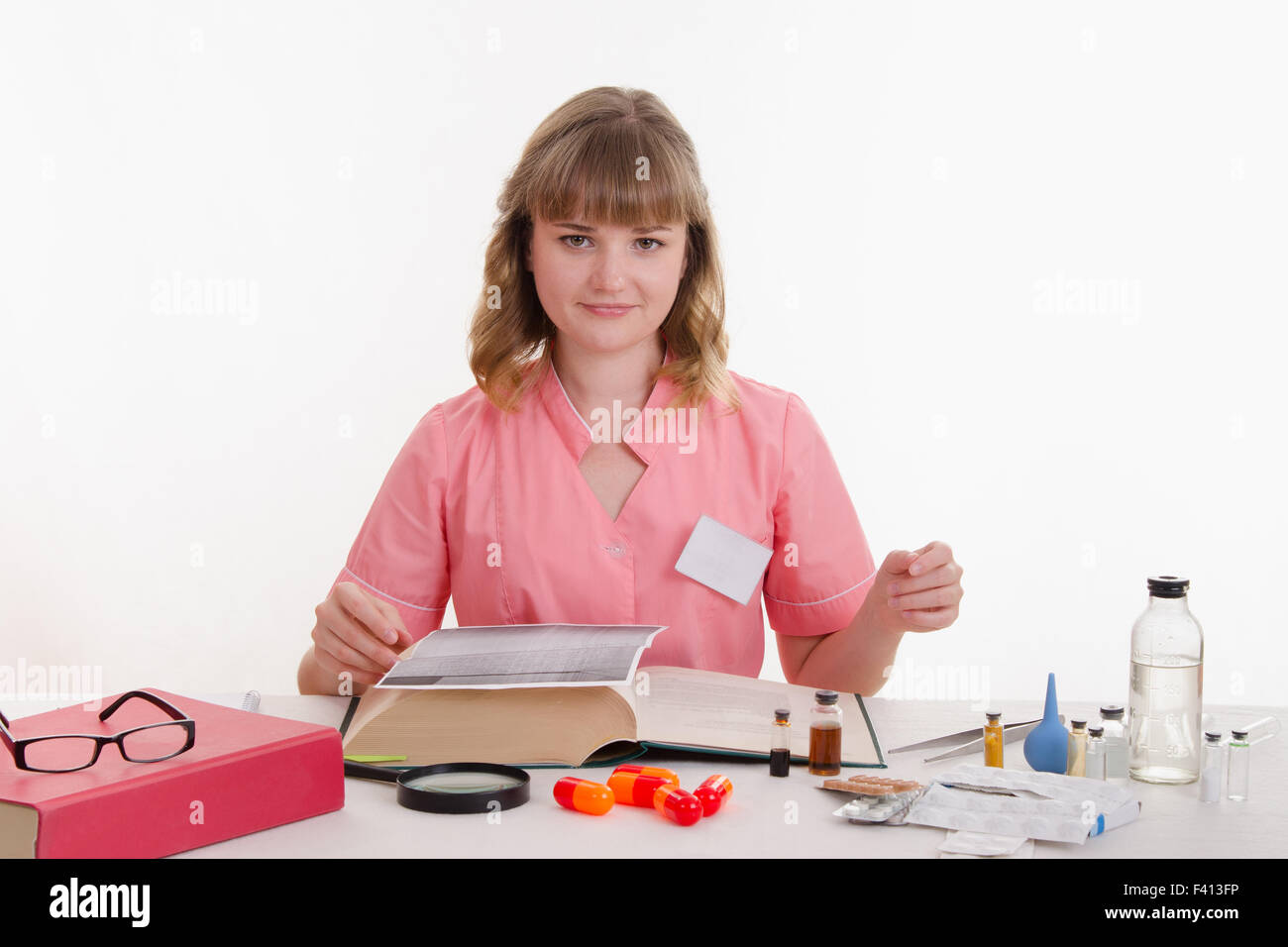 Pharmacy student read the medication guide Stock Photo - Alamy