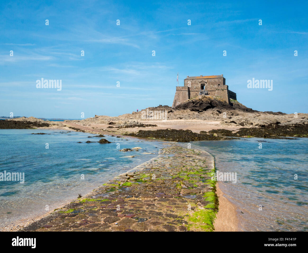 Stone path to Grand Bé in low tide, Saint-Malo Stock Photo - Alamy