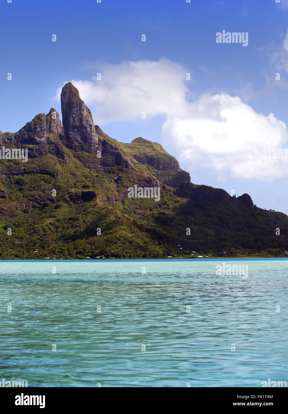 Azure lagoon of island BoraBora, Polynesia Stock Photo - Alamy