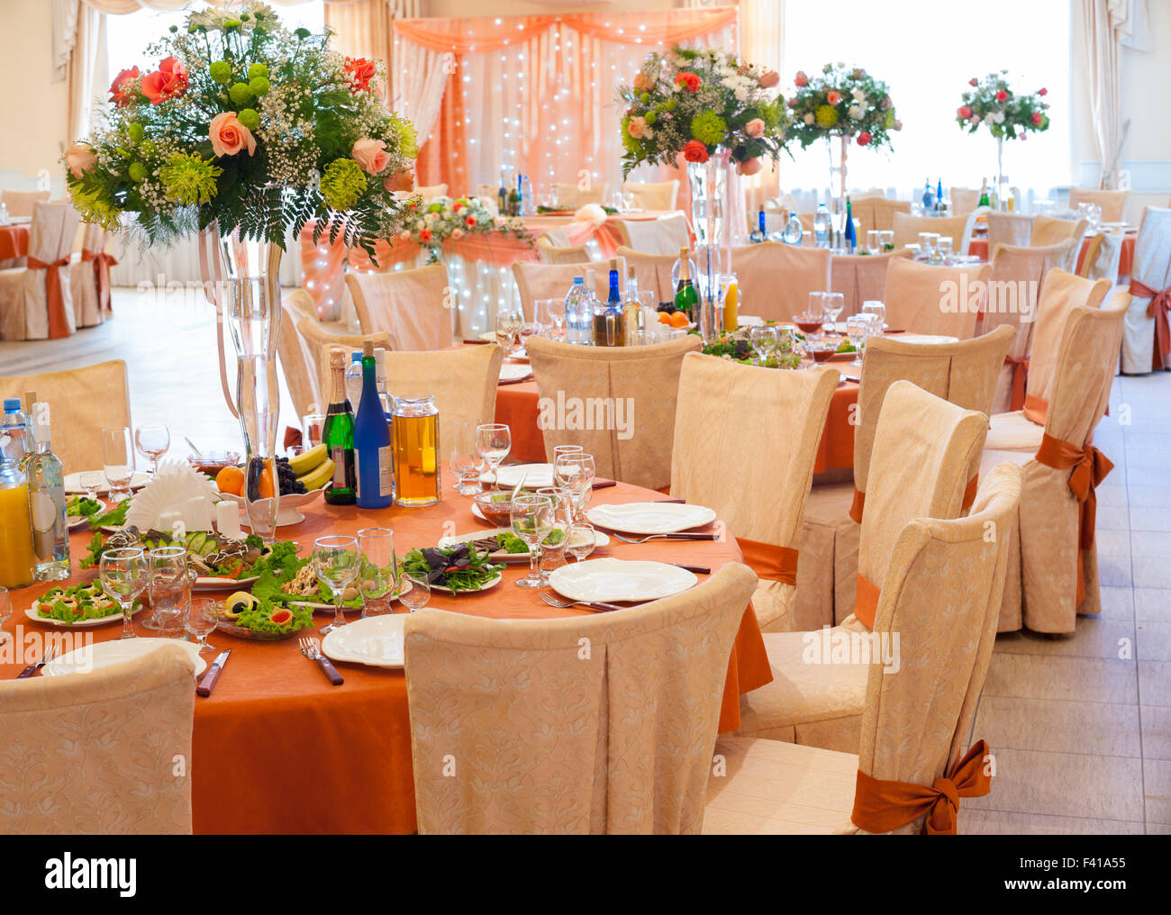 Empty banquet party hall hi-res stock photography and images - Alamy