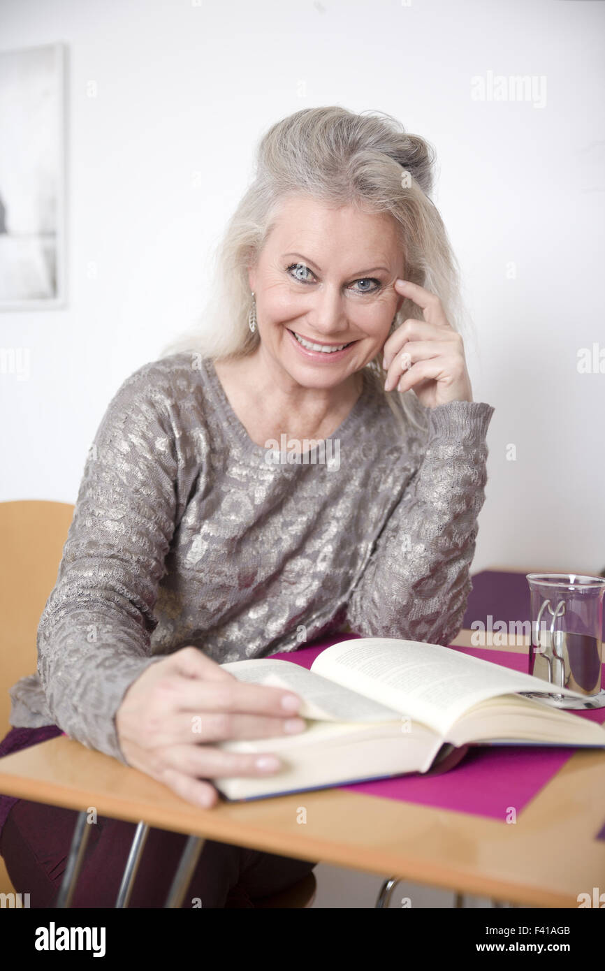 Portrait old woman reading book hi-res stock photography and images - Alamy