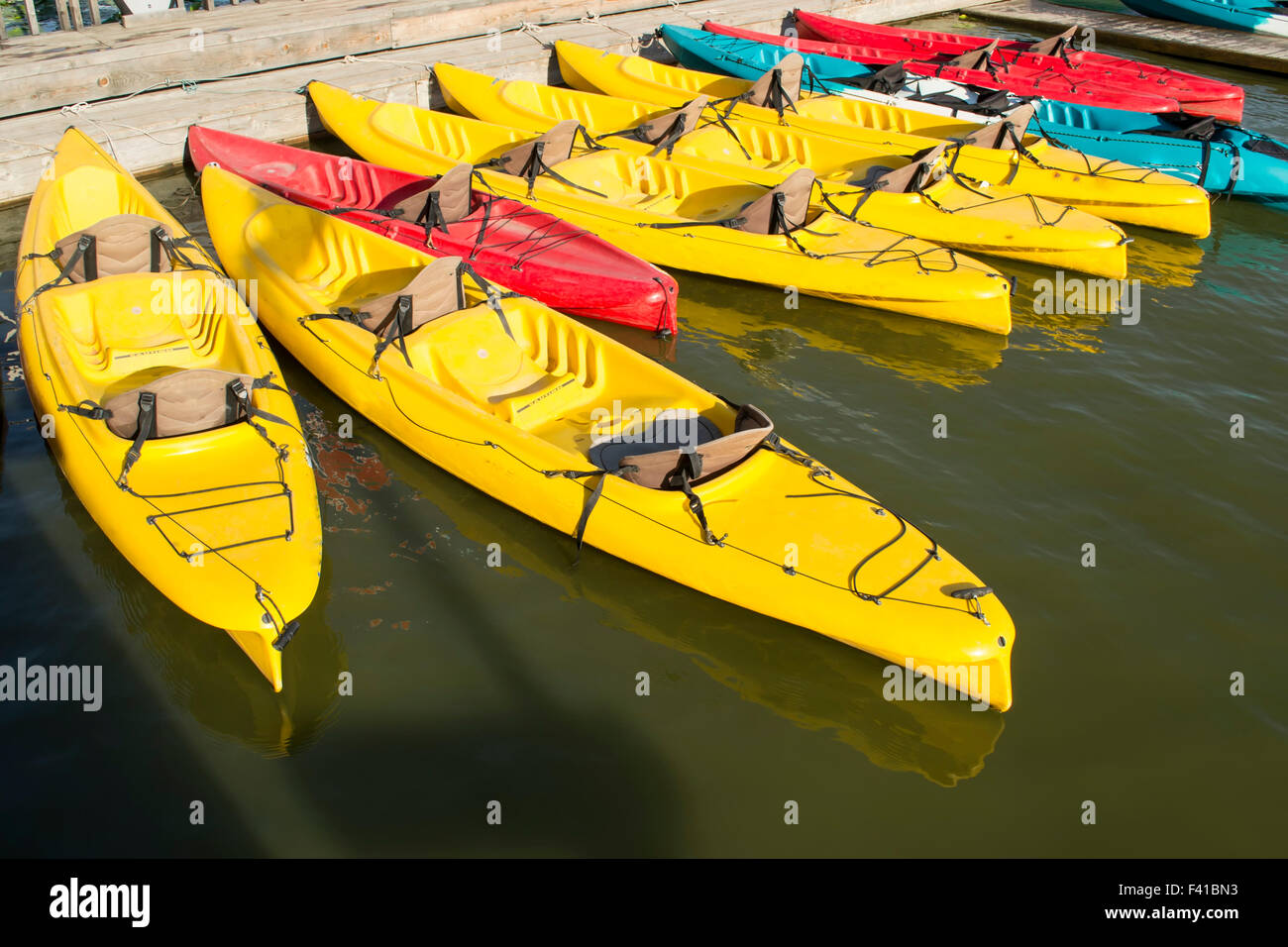 Pontoon by lake hi-res stock photography and images - Alamy