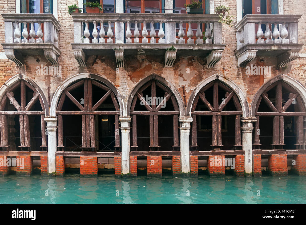 Venice channel and vintage grunge building Stock Photo - Alamy