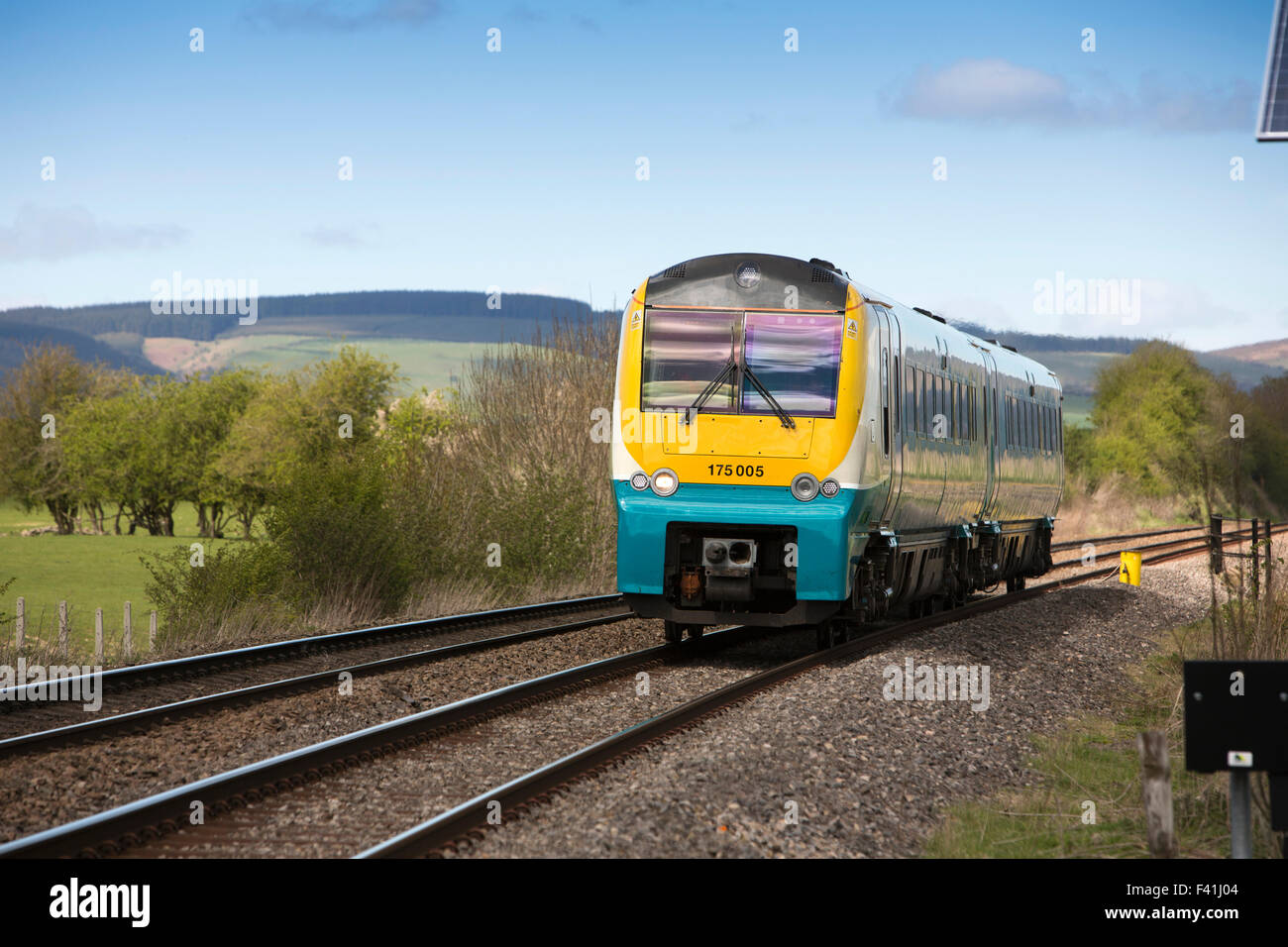 UK, England, Shropshire, Craven Arms, Stokesay, Arriva Class 175 train ...