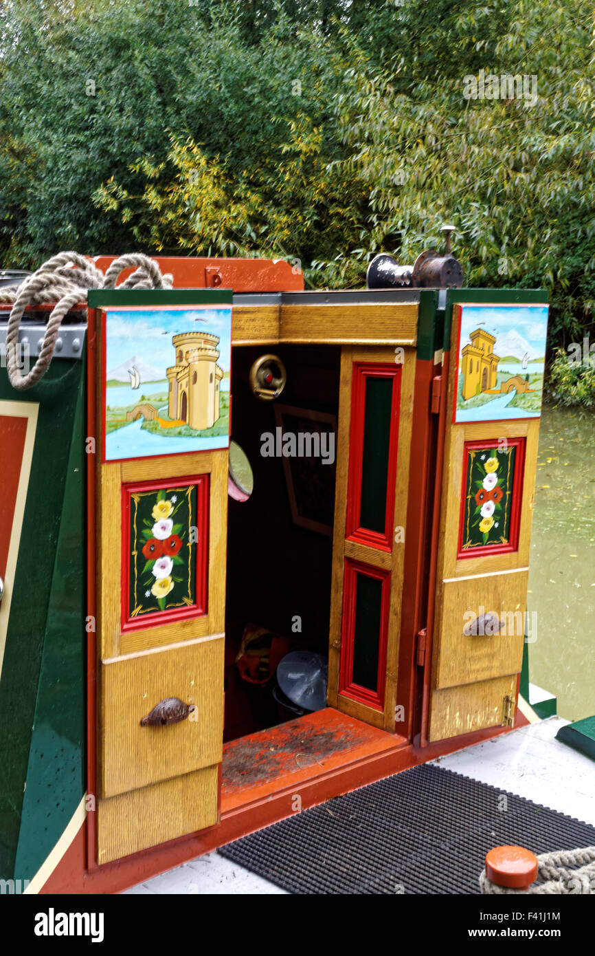Traditional painted narrowboat hi-res stock photography and images - Alamy