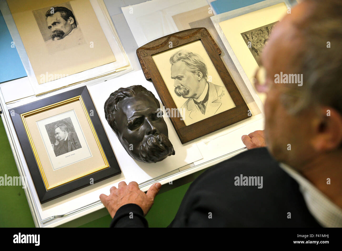 Ralf Eichberg opens a drawer with the death mask and lithographs of ...