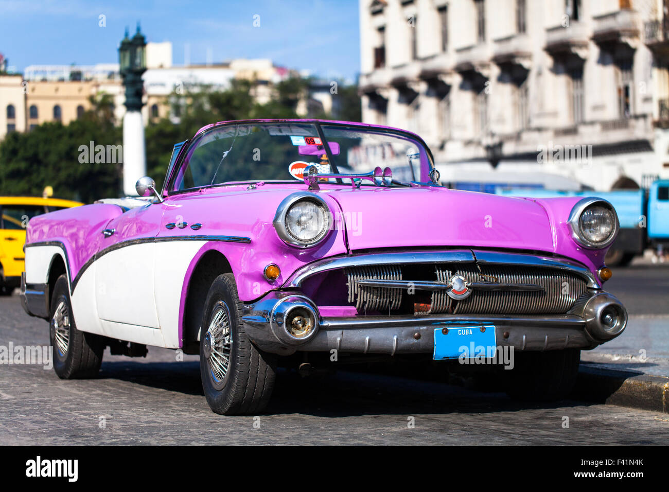 Caribbean historical cuba cars Stock Photo - Alamy