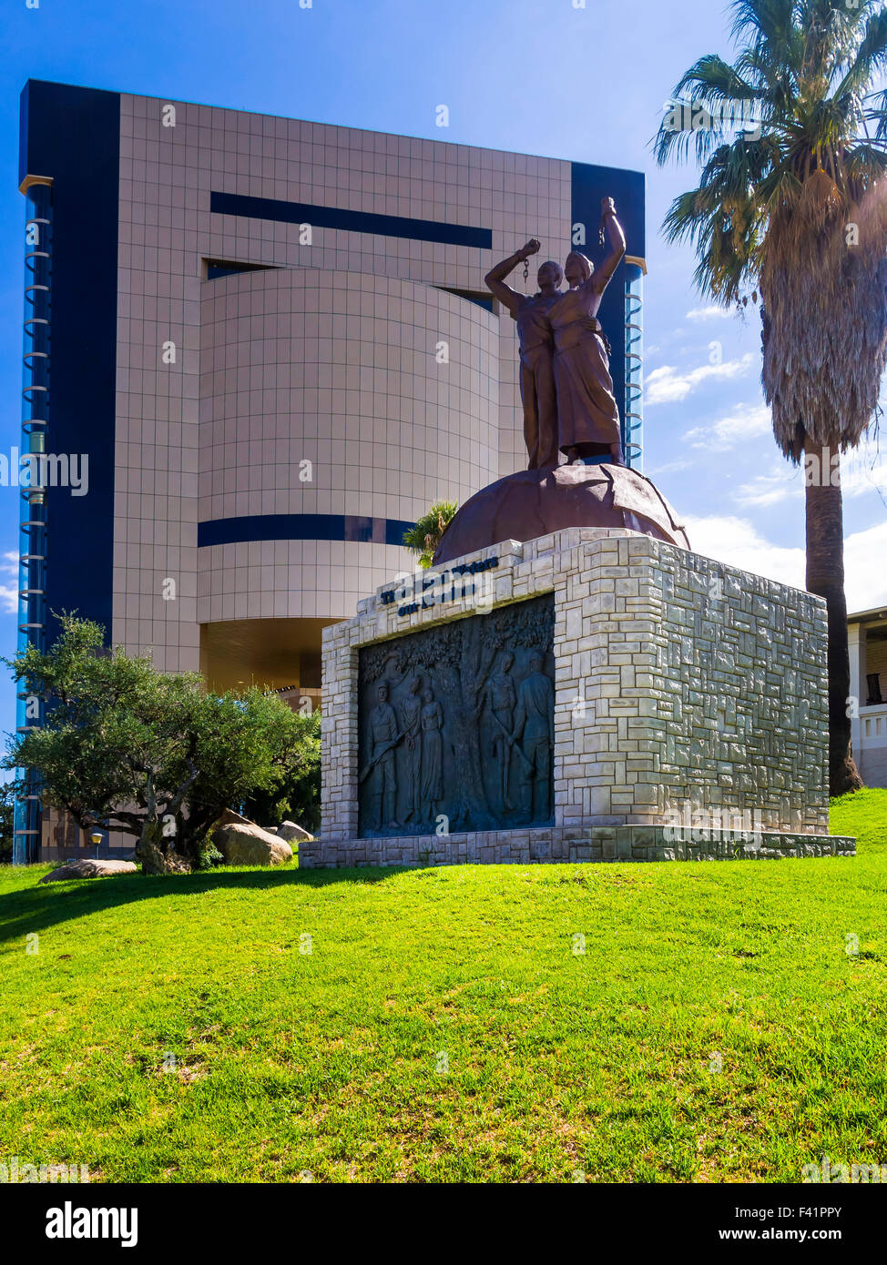 Independence Monument in front of Independence Memorial Museum ...