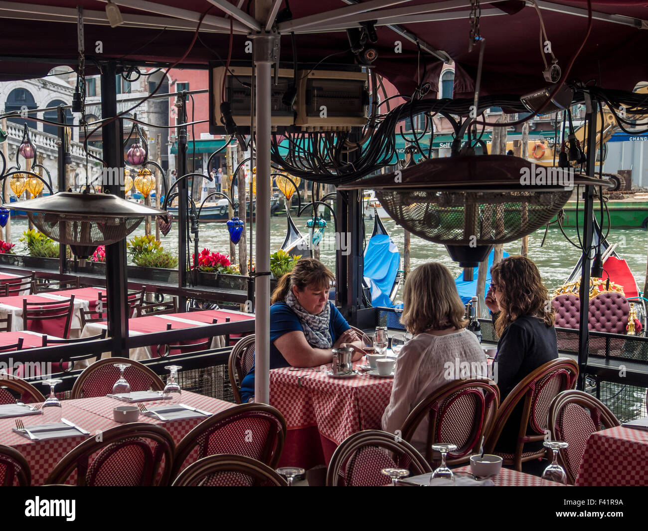 Open air pavement cafe bar hi-res stock photography and images - Alamy