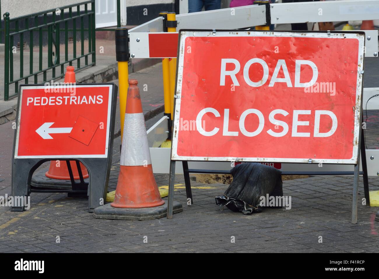 Pavement closed sign hi-res stock photography and images - Alamy