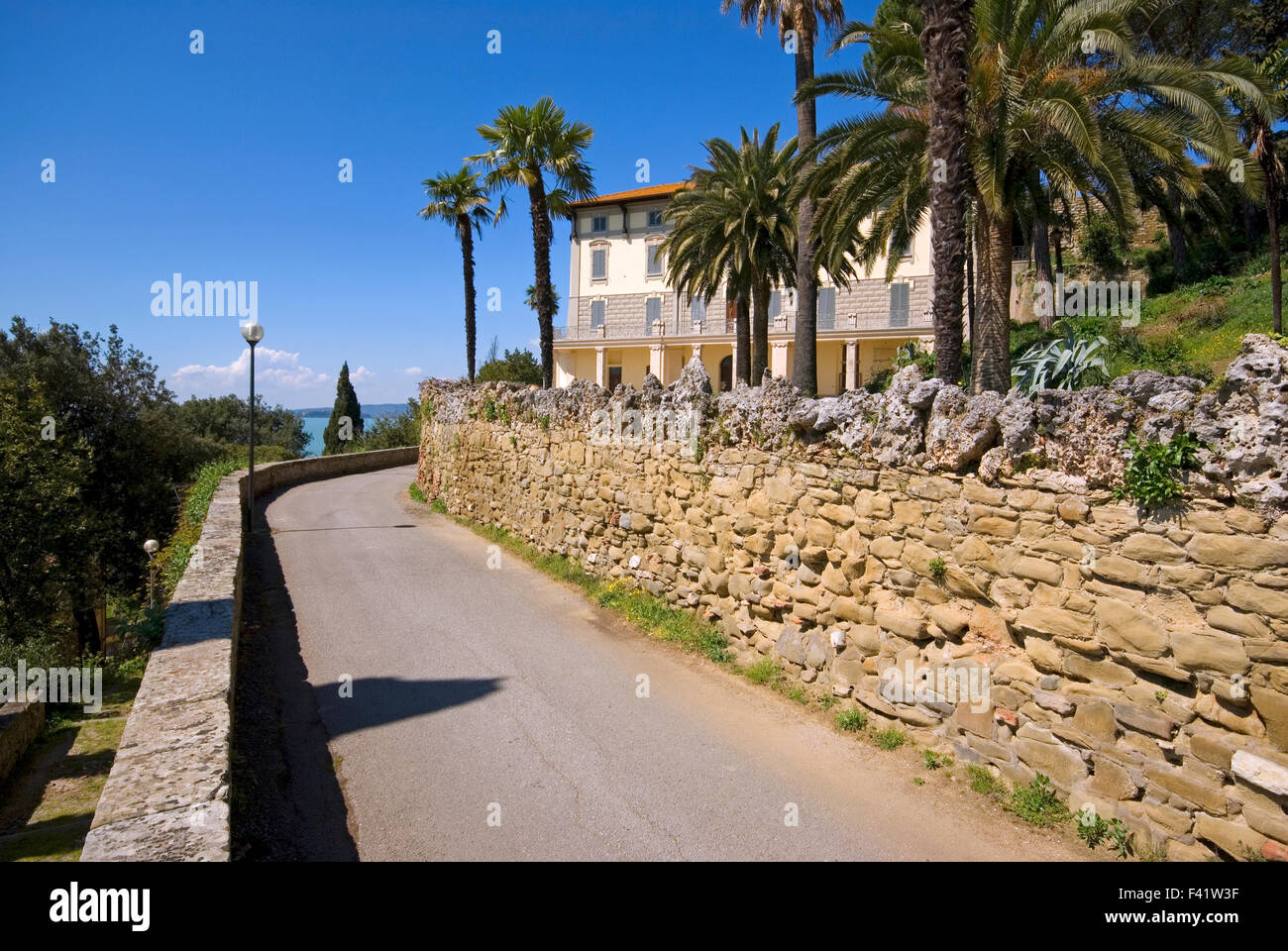 Laghi rossi hi-res stock photography and images - Alamy