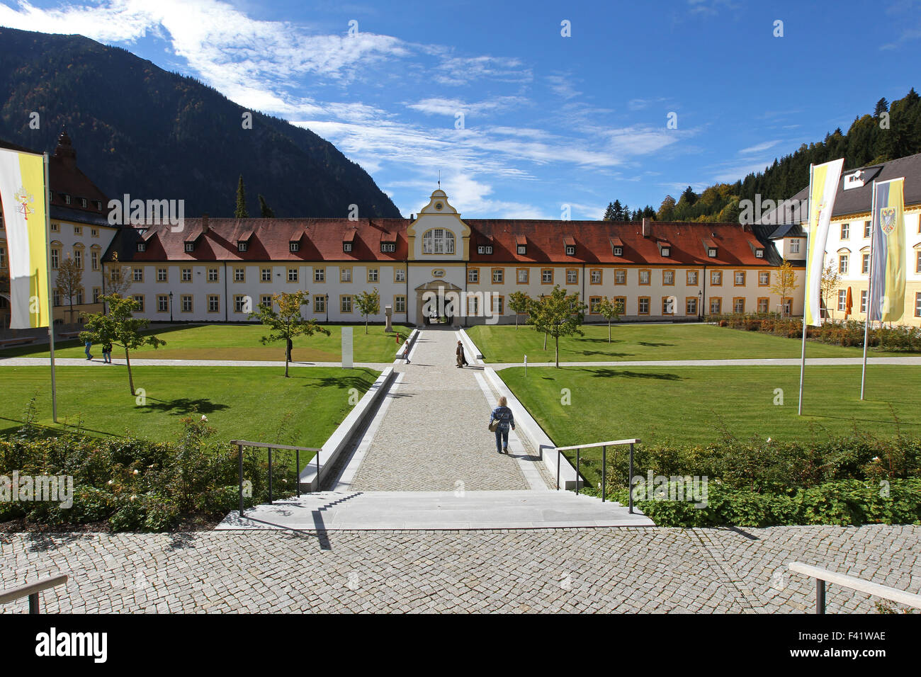 Abbey courtyard hi-res stock photography and images - Alamy
