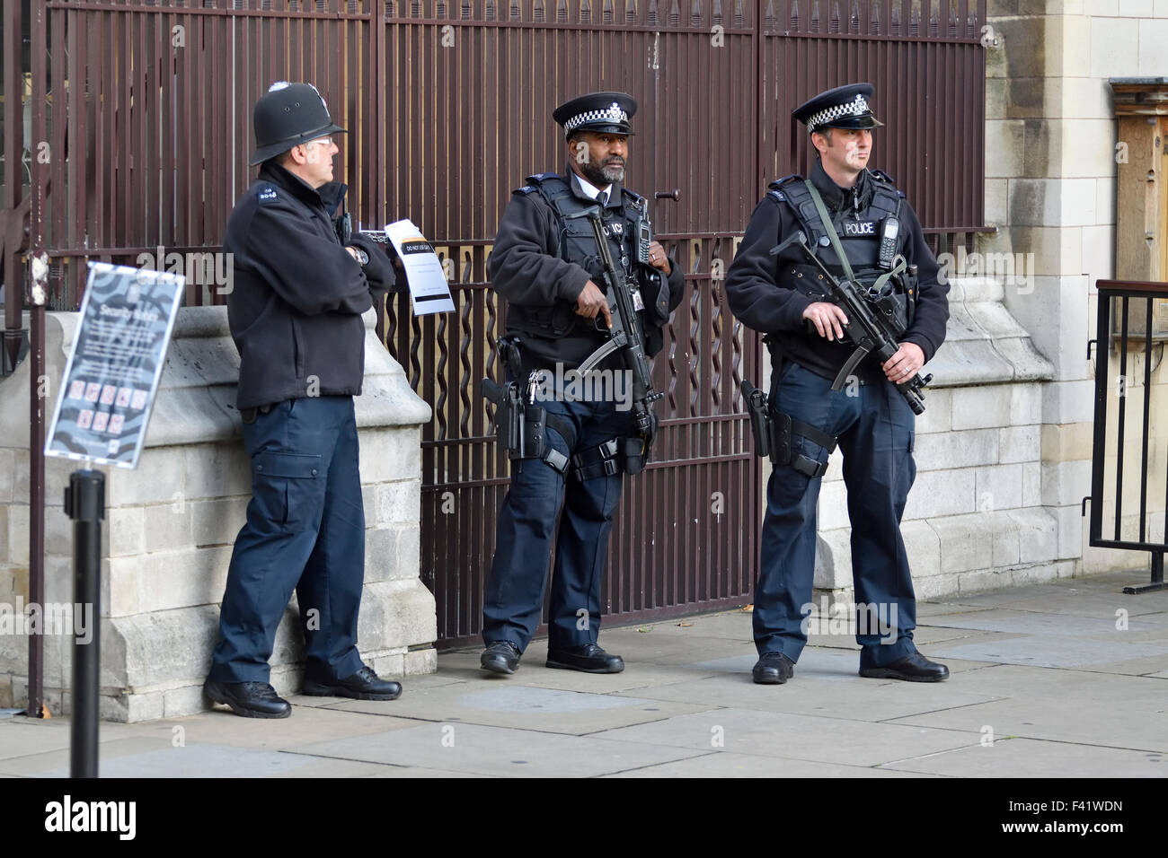 London armed police hi-res stock photography and images - Alamy