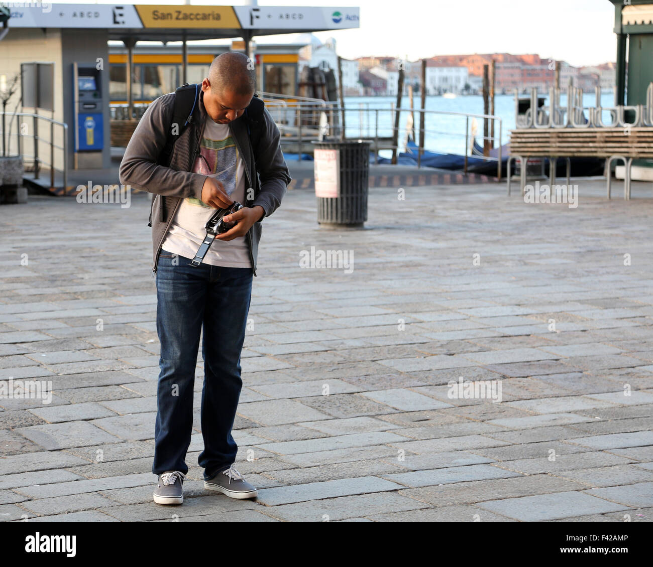 Camera loading hi-res stock photography and images - Alamy