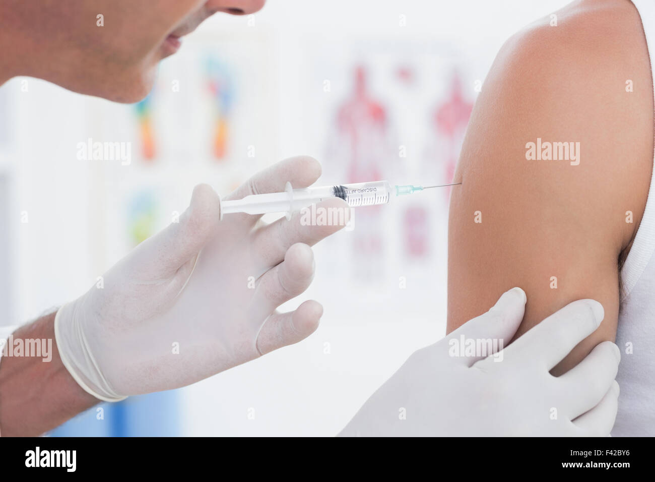 Doctor doing an injection to his patient Stock Photo - Alamy