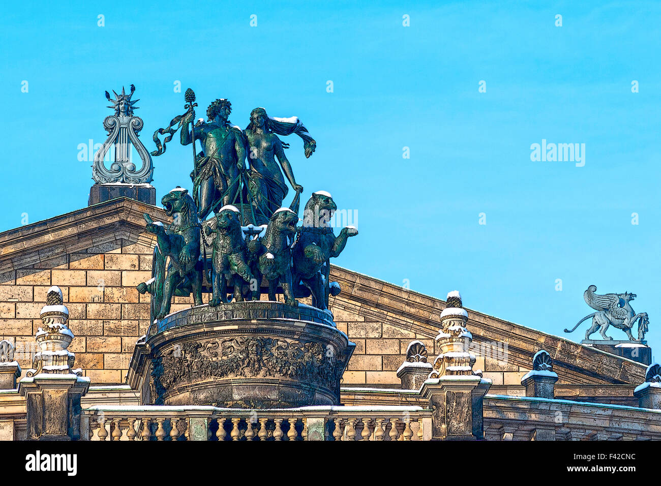 Semperoper quadriga hi-res stock photography and images - Alamy