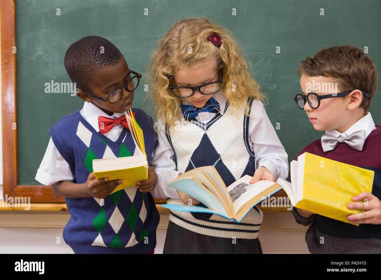 Pupils reading books hi-res stock photography and images - Alamy Pupils reading books hi-res stock photography and images - Alamy