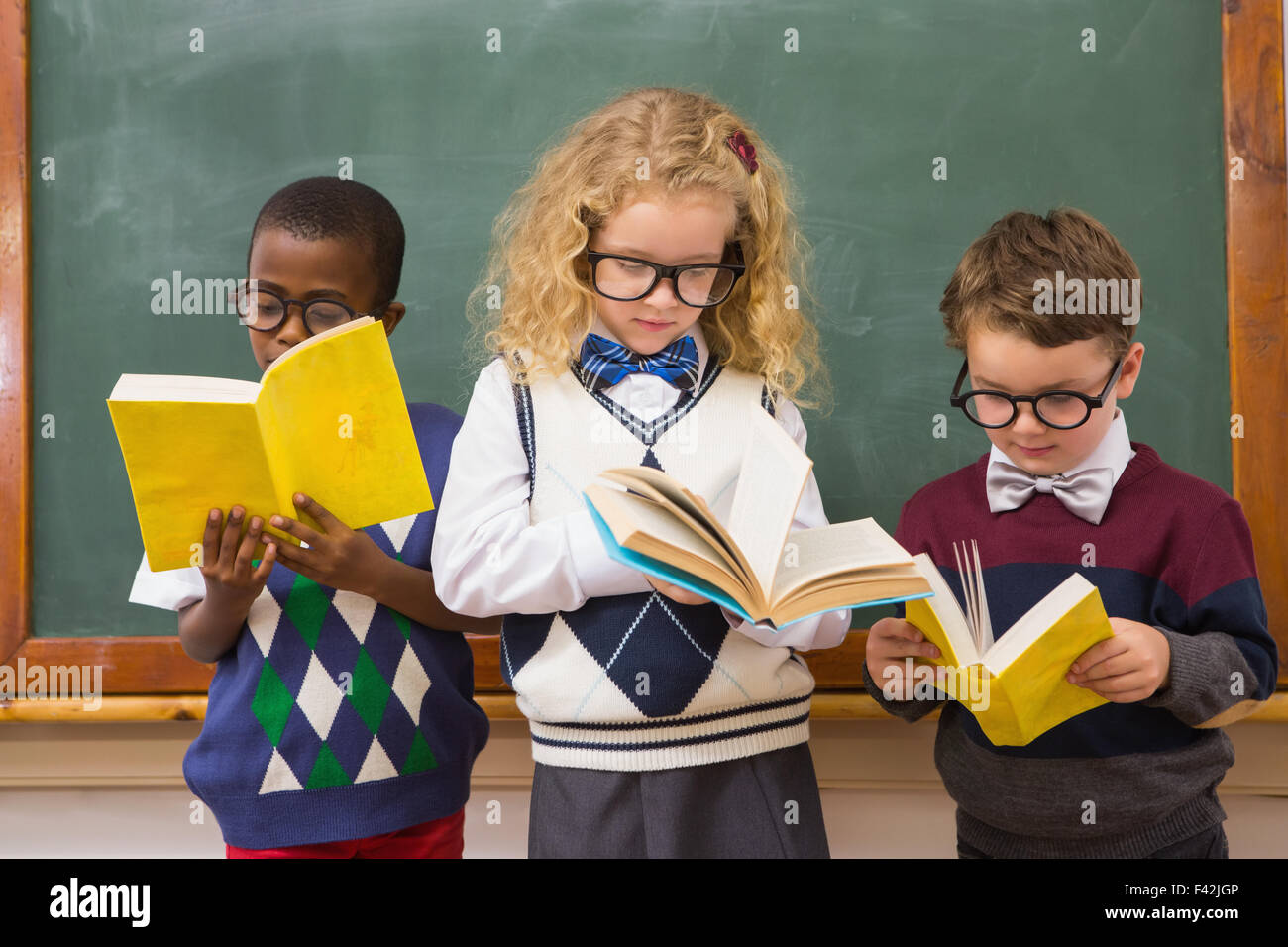 Pupils reading books hi-res stock photography and images - Alamy