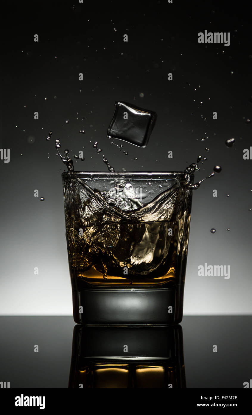 Splashing whiskey hi-res stock photography and images - Alamy