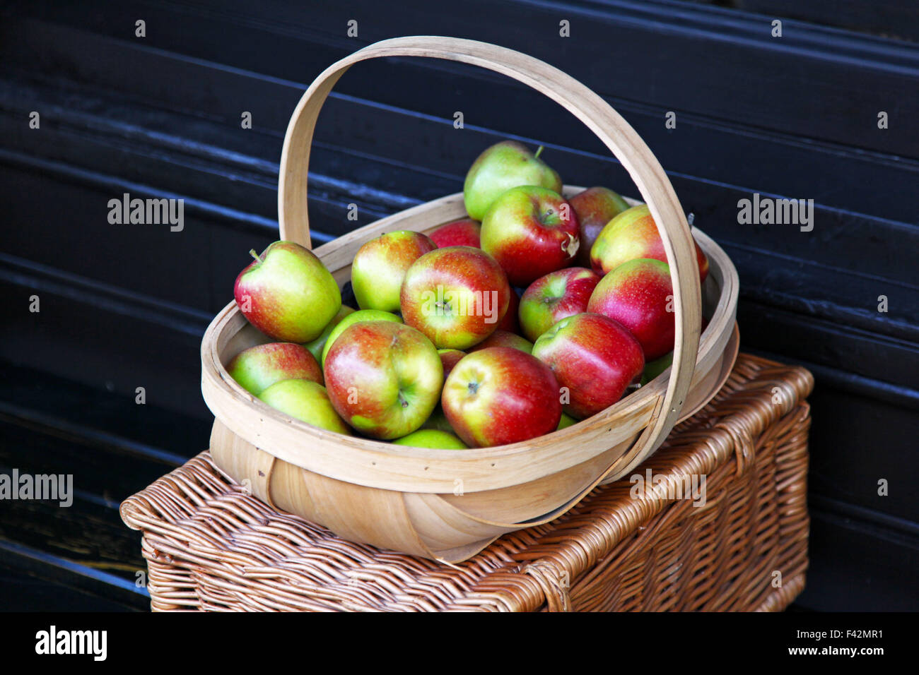 Apples in fruits basket hi-res stock photography and images - Alamy