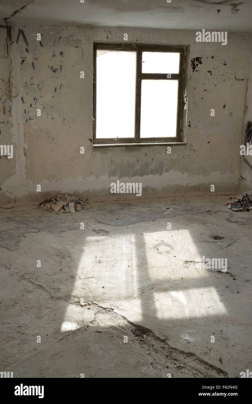 Abandoned empty room Stock Photo - Alamy