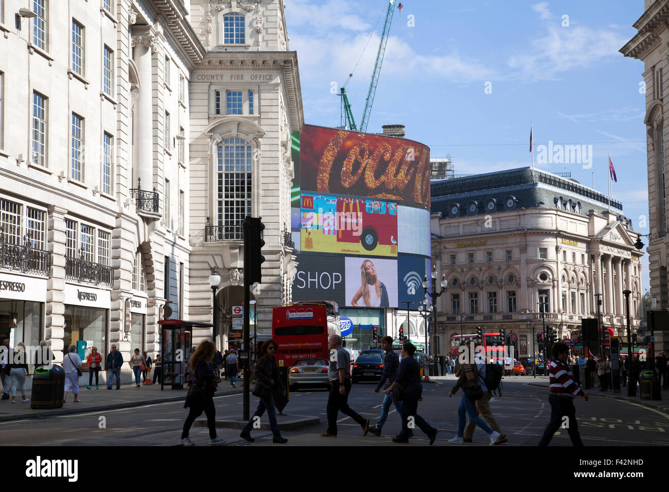 Curved buildings regent street hi-res stock photography and images - Alamy