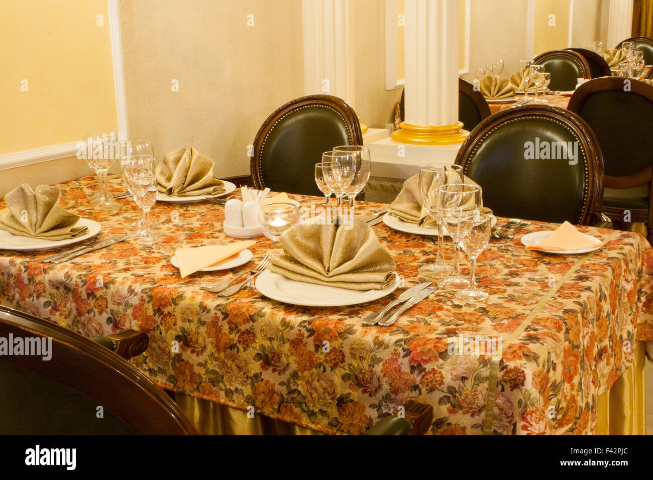 Decorated table hi-res stock photography and images - Alamy