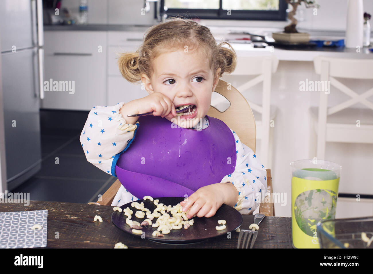 Little girl eating lunch Stock Photo - Alamy