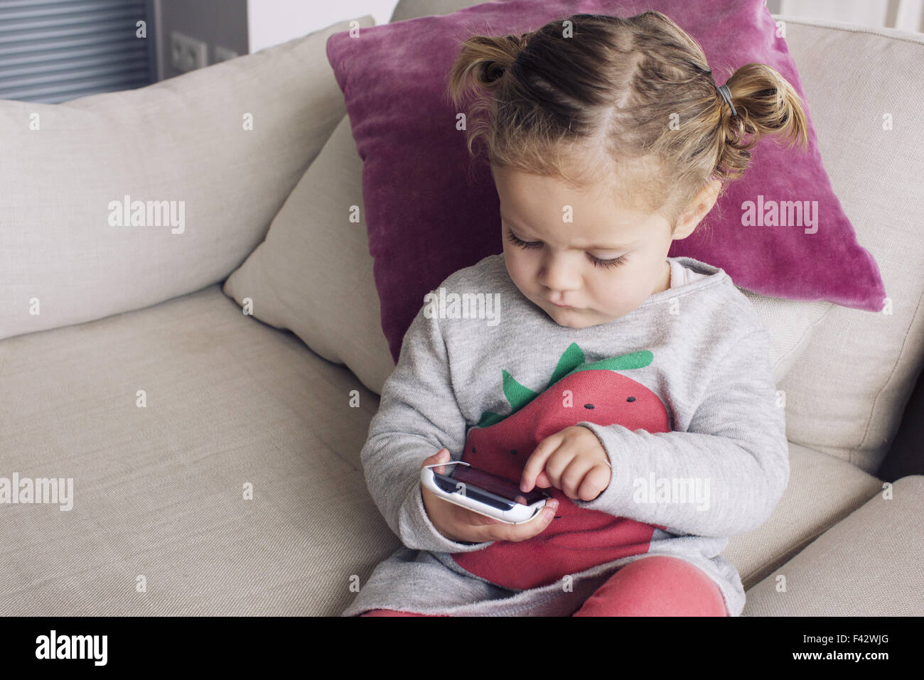 Little girl using smartphone Stock Photo - Alamy