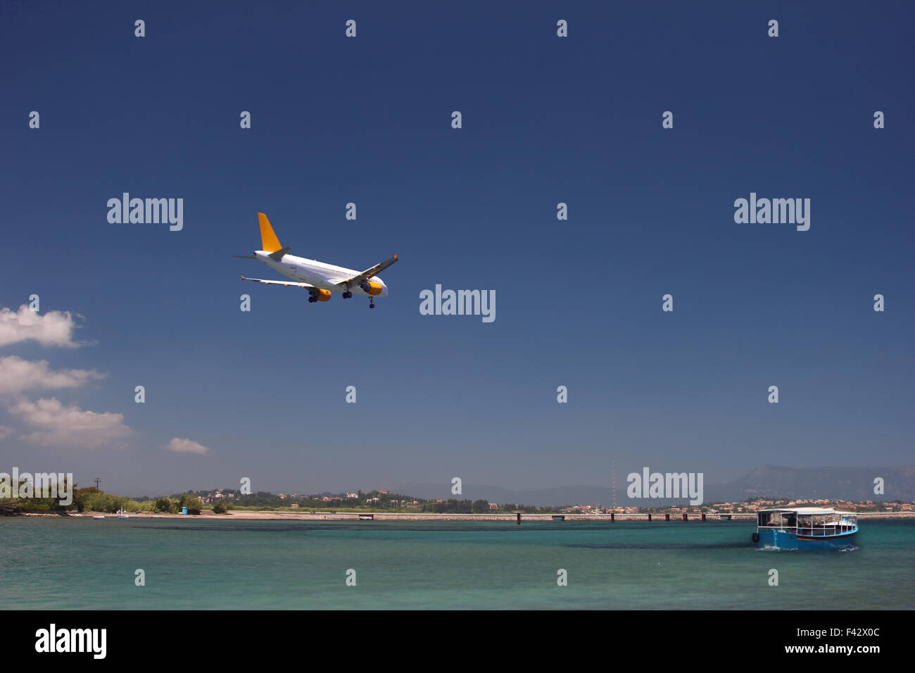 Airplane over runway hi-res stock photography and images - Alamy