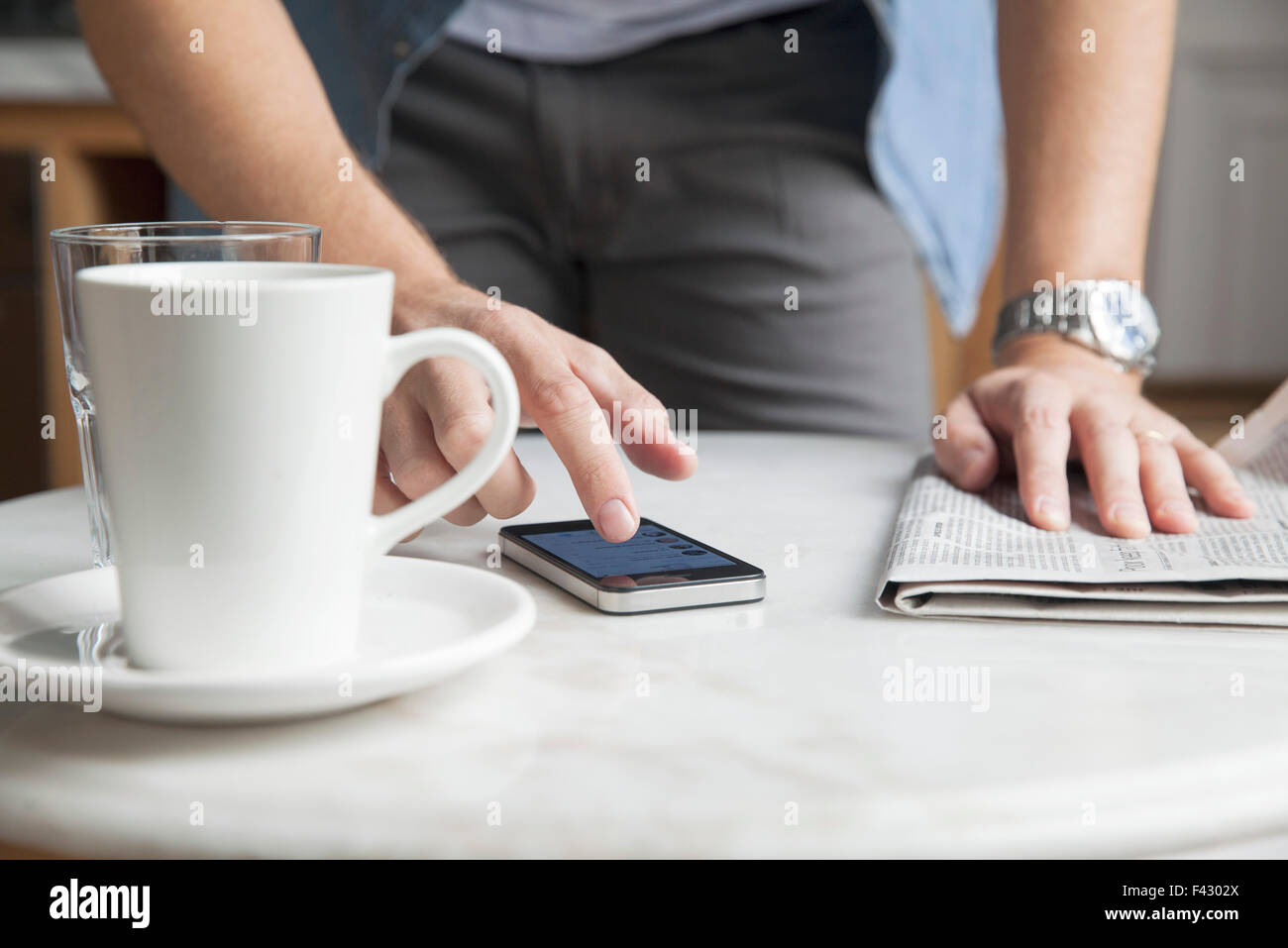 Man using smartphone Stock Photo - Alamy