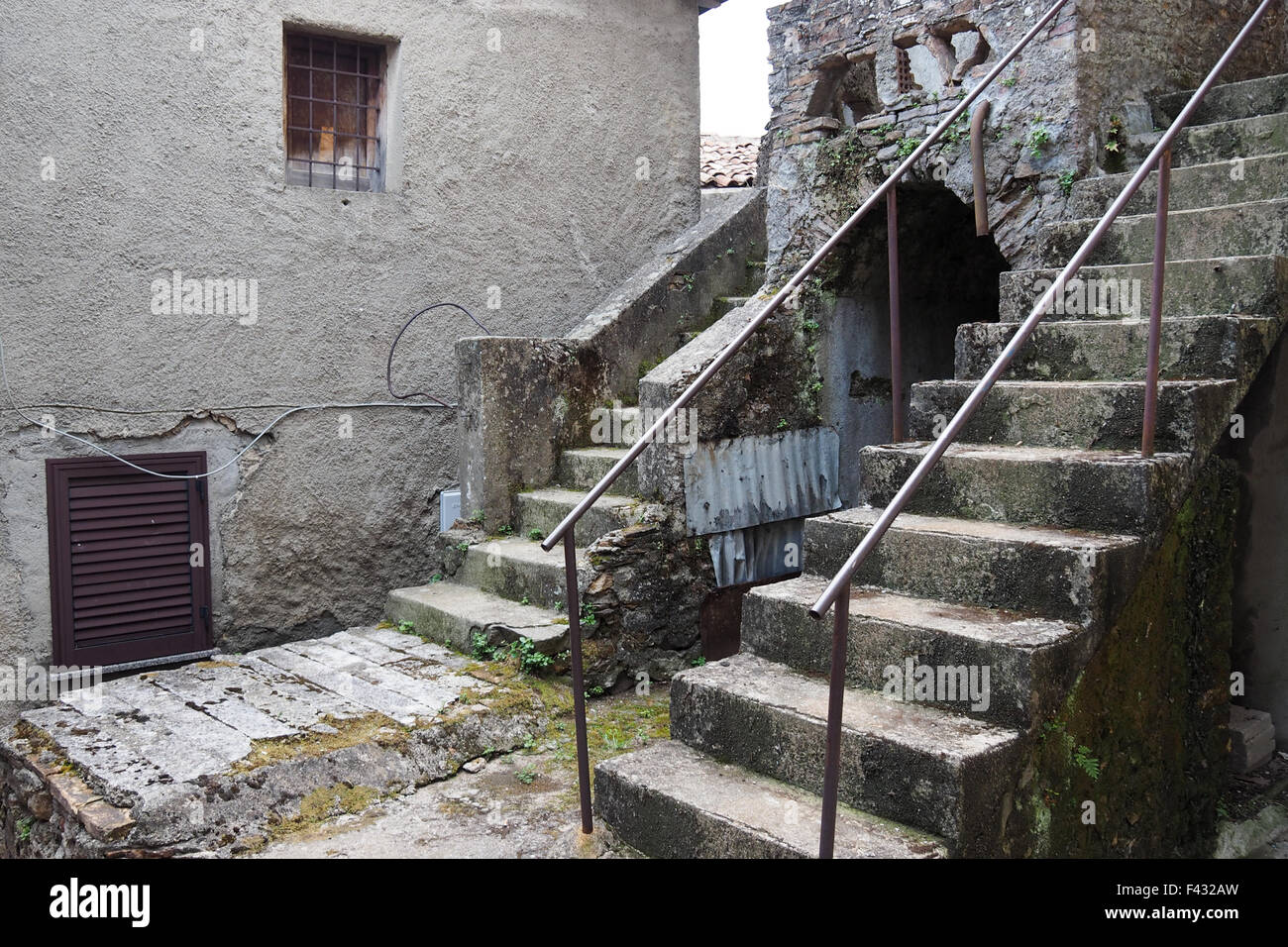 Rundown village hi-res stock photography and images - Alamy