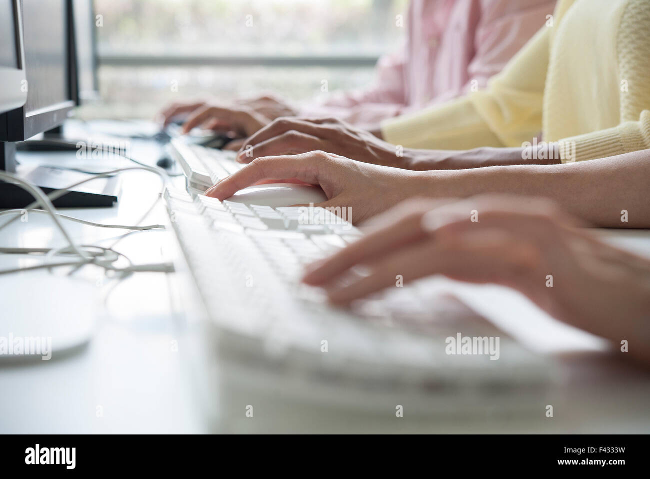Computer class rows desktop hi-res stock photography and images - Alamy