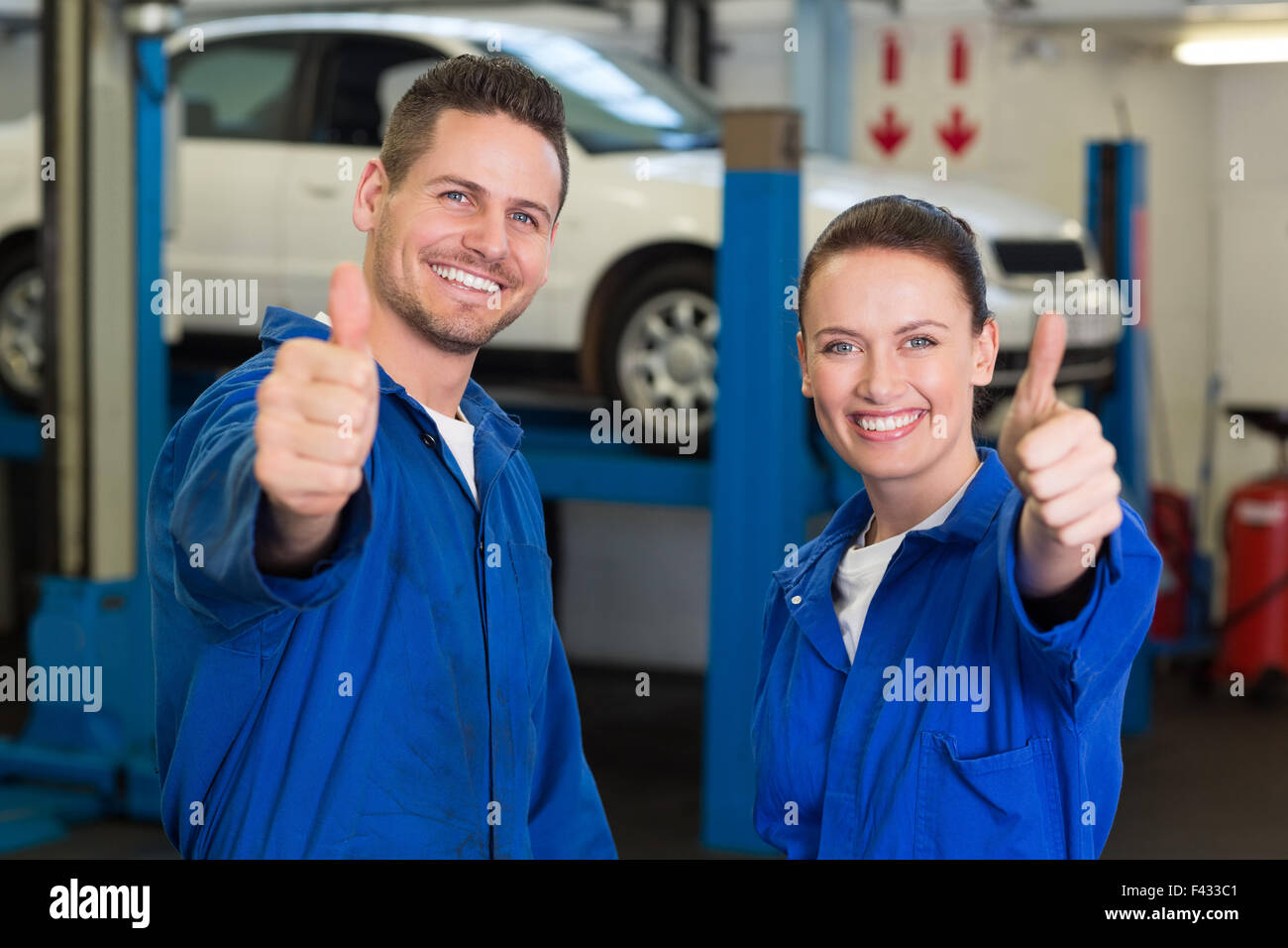 Team mechanics smiling camera hi-res stock photography and images - Alamy