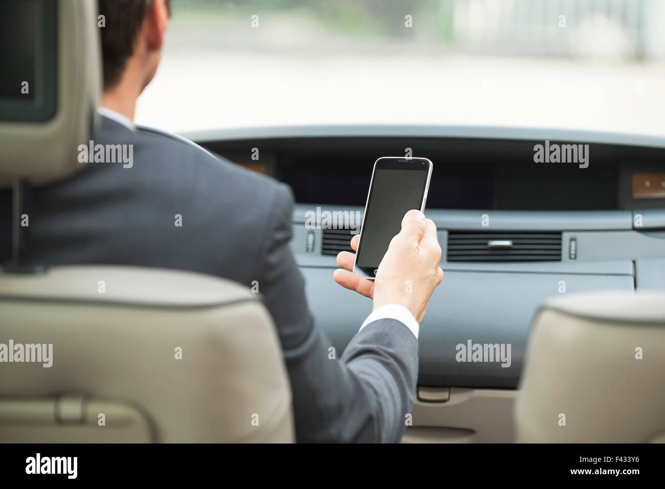 Using smartphone while driving Stock Photo - Alamy