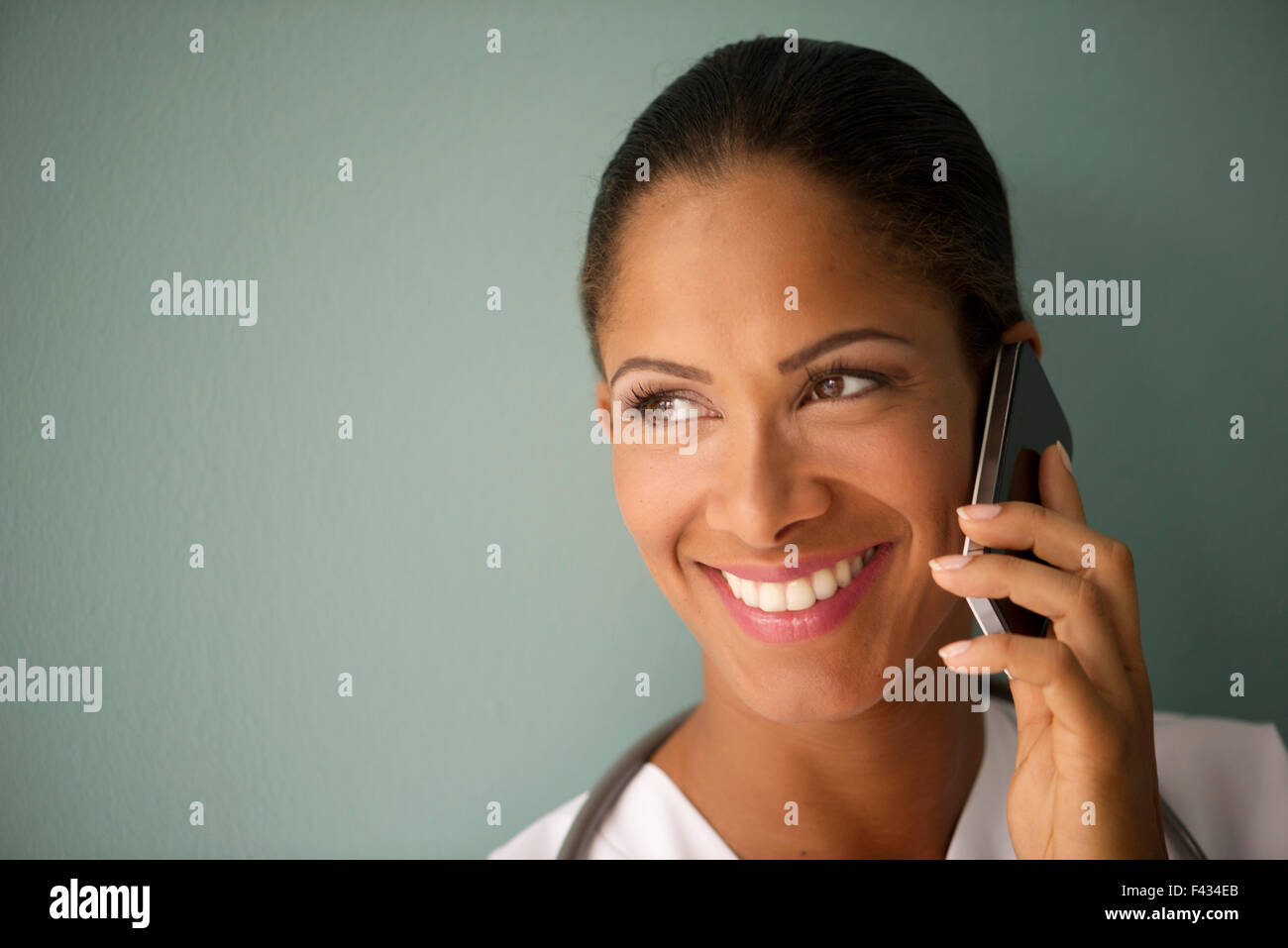 Woman laughing cheerfully portrait hi-res stock photography and images ...