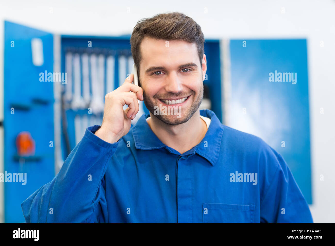 Engineer calling on smartphone hi-res stock photography and images - Alamy