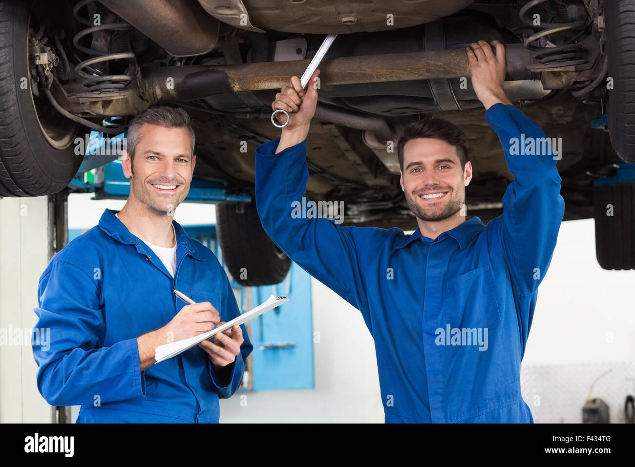 Team of mechanics working together Stock Photo - Alamy