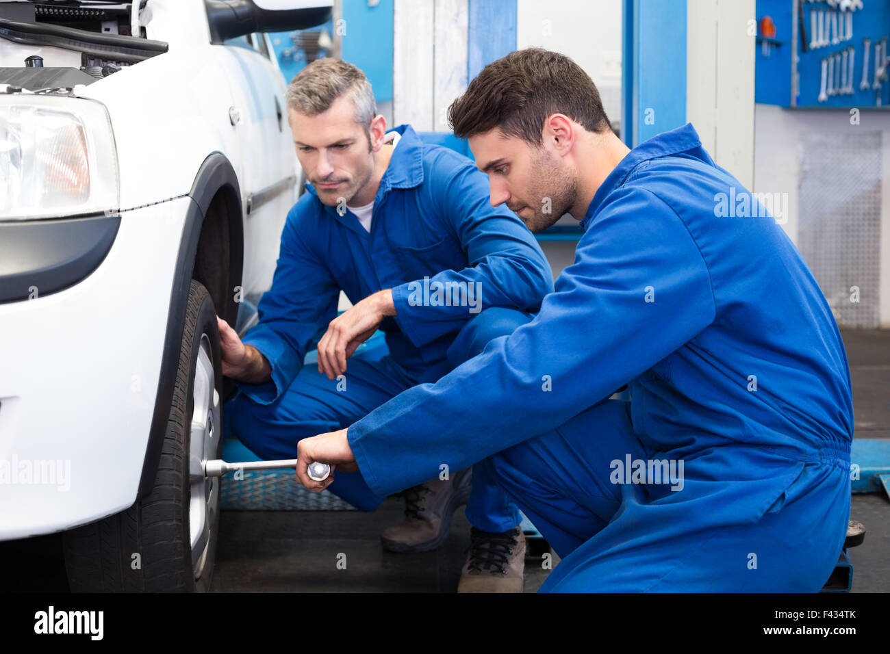 Team of mechanics working together Stock Photo - Alamy