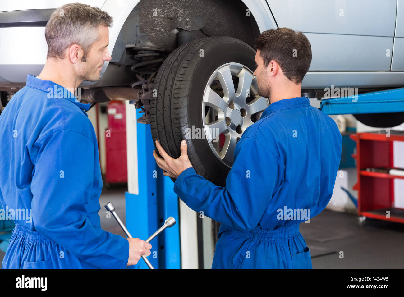 Team of mechanics working together Stock Photo - Alamy