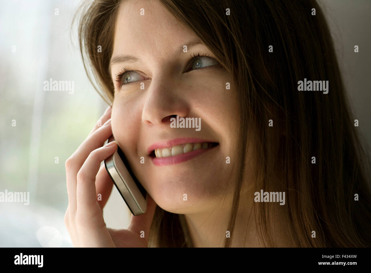 Woman using cell phone Stock Photo - Alamy