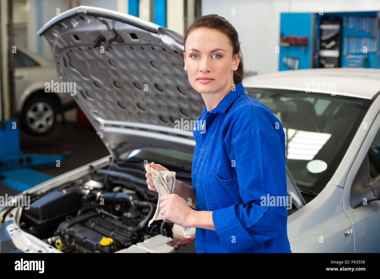 Mechanic wiping hands with rag Stock Photo - Alamy