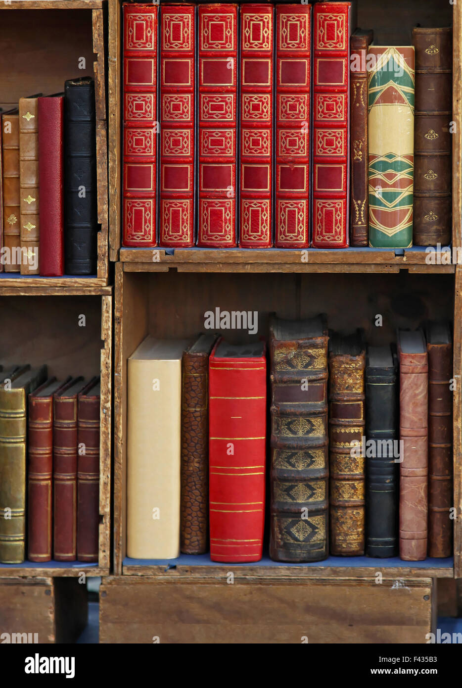 Retro bookcase hi-res stock photography and images - Alamy