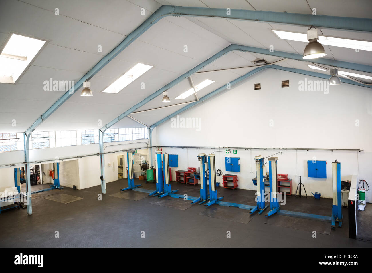 Empty stations hi-res stock photography and images - Alamy