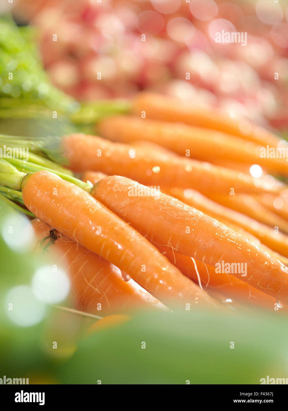 Carrots in grocery store display Stock Photo - Alamy