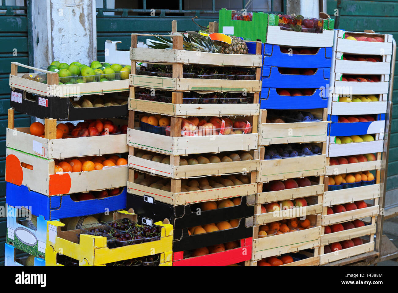 Food transport crates hi-res stock photography and images - Alamy
